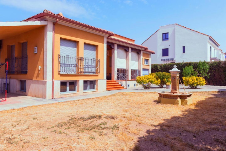 Casa Con Jardín En Valdepeñas, Casa León - Valdepeñas