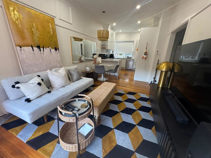 Stylish And Conveniently Located 3 Bedroom House Retreat In Surrey Hills Melbourne - Box Hill