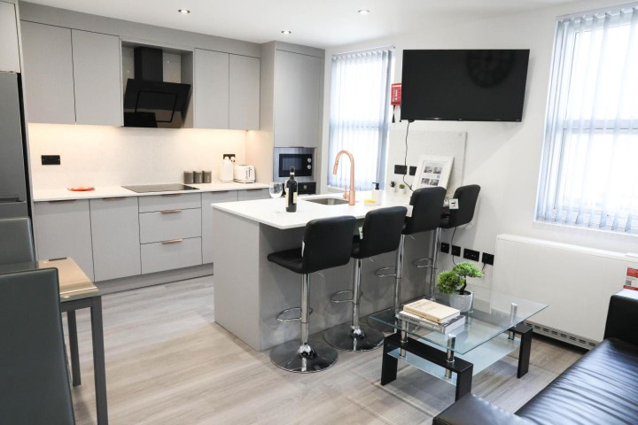Modern 4 Br Flat With 4 Ensuites In Central Reading - Henley-on-Thames