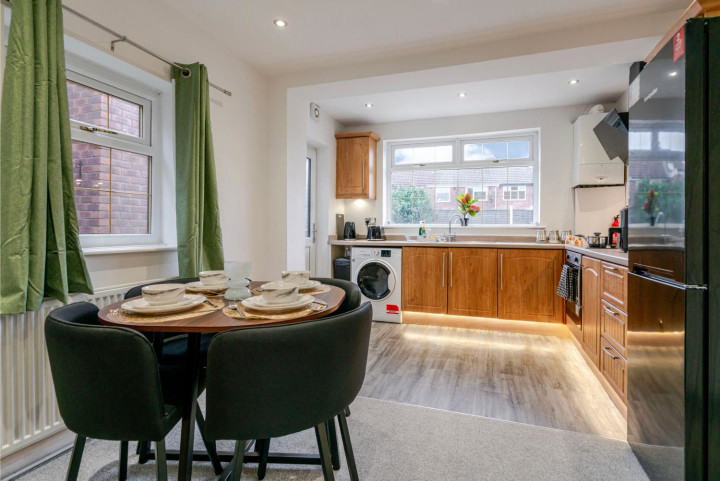 Spacious 4 Bed Ideal For Business & Long Term Stays, Free Parking - Oldham