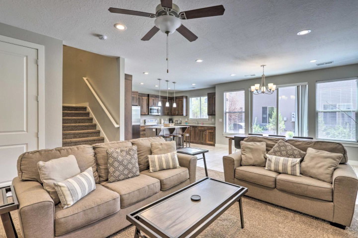 Luxury Downtown Moab Townhome W/ Pool Access! - Moab, UT