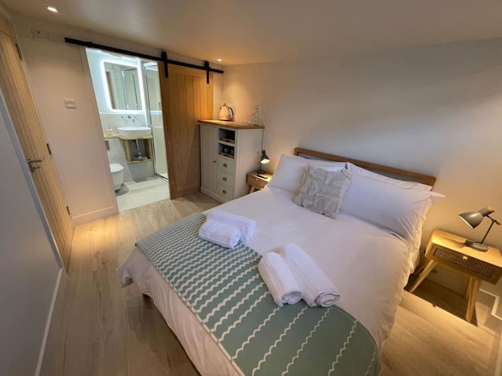 Self Contained Double Bedroom With Ensuite, Private Entrance, Free Parking , 5 Min Walk To Beach - St Ives