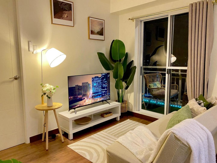 Cozy 1 Br Scandinavian/tropical Condo With Balcony & Parking - Taguig