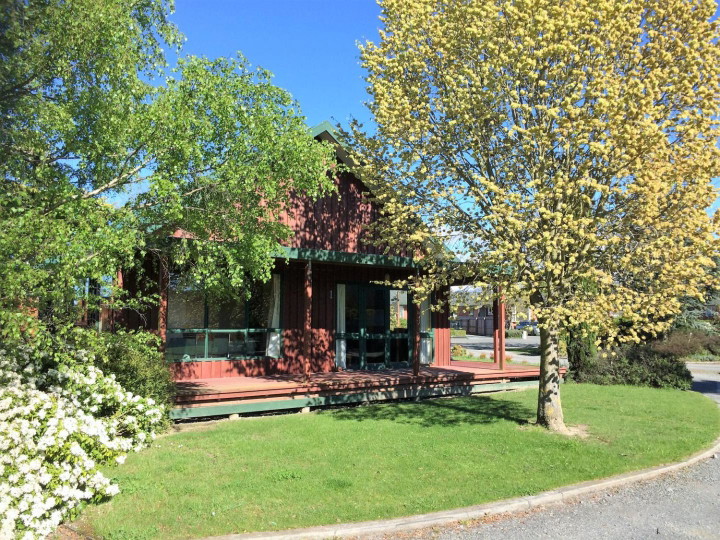 Cedar Chalets And Barkers Lodge - South Island