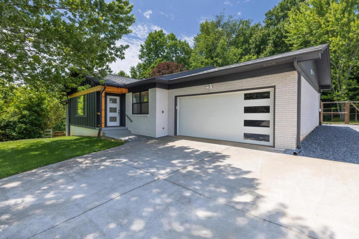 Mid-century Modern Impeccable Remodel With Hot Tub - Asheville, NC