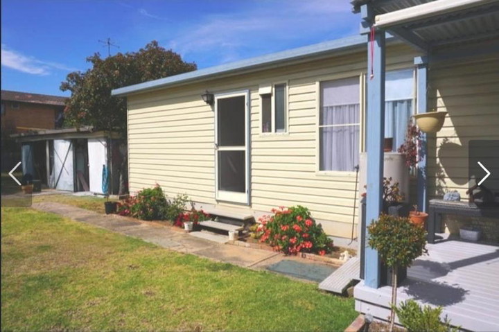 Cute Comfy Granny Flat Cabin Style Unit Attached To My Home - Singleton
