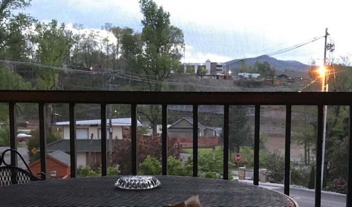 Spacious Downtown Condo Walking Distance To Downtown Gatlinburg Sleeps 6 Guests - Tennessee
