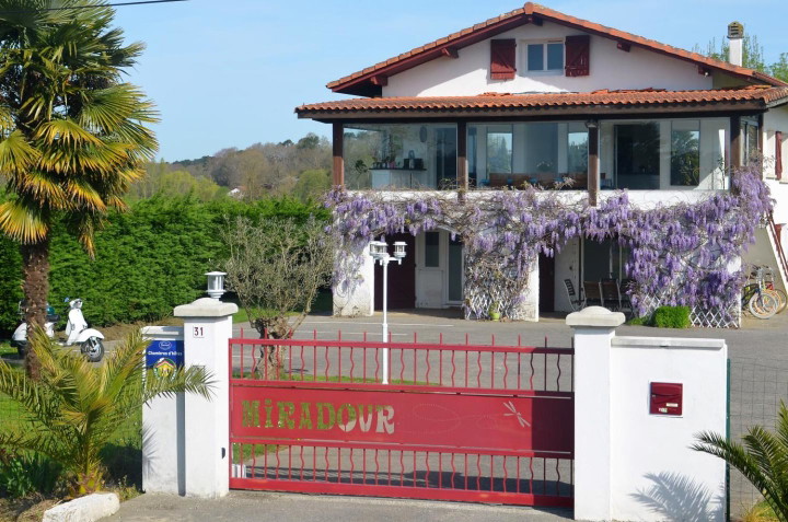 Maison D'hôtes Miradour - バイヨンヌ