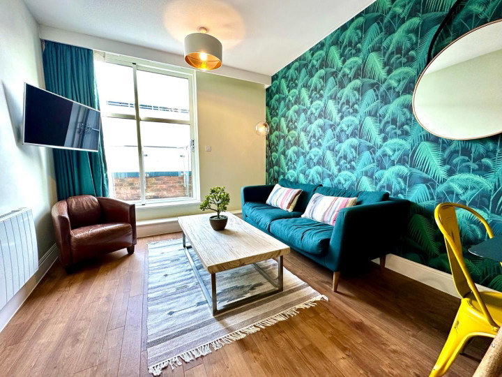 Amazing Modern Apartment - Free Secure Parking! - 1 Minute Walk To Poole Quay - Great Location - Free Parking - Fast Wifi - Smart Tv - Newly Decorated - Sleeps Up To 2! Close To Poole & Bournemouth & Sandbanks - Poole
