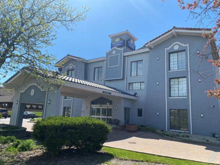 Days Inn & Suites By Wyndham Arlington Heights - Arlington Heights, IL