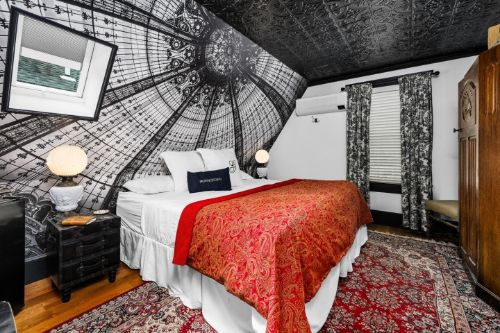 The Gaslamp Bed And Breakfast - Provincetown, MA