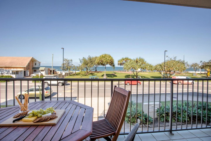 Kings Beach Oceanfront Apartment With Pool - Bribie Island