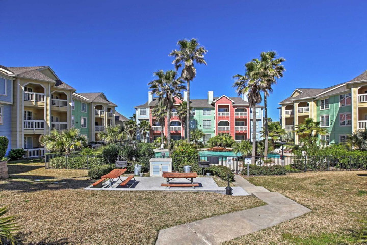 Steps To Beach & Pool! Colorful Galveston Retreat - Galveston, TX