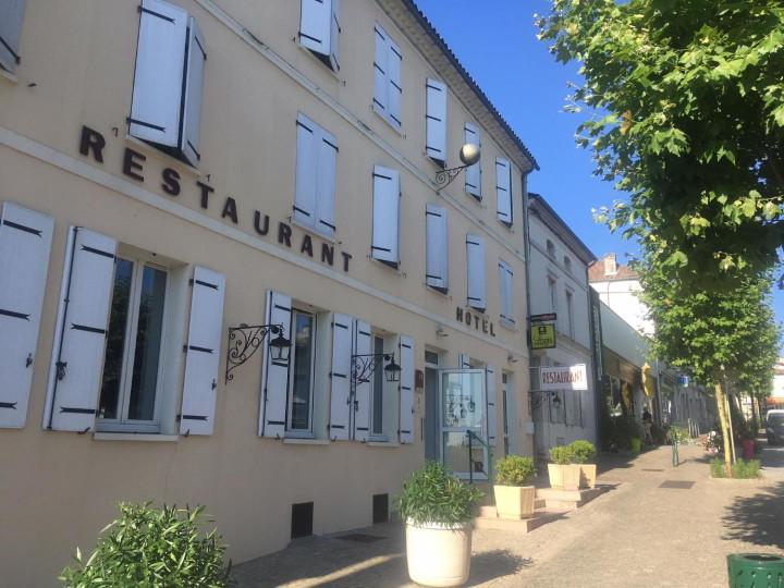 Hôtel Restaurant La Boule D'or - Charente