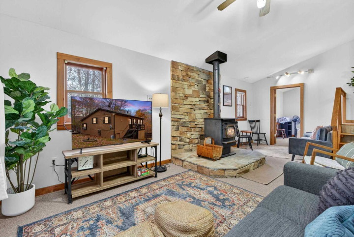River Access Cabin With Hot Tub, Fire Pit, & Wifi! - West Virginia