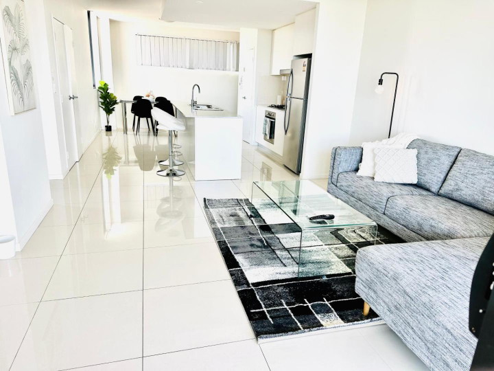 Modern 2 Bedroom & 2 Bathroom Apartment With Stunning Sydney Cbd & Skyline Views! - Liverpool