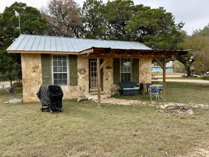 Hilltop Cottage, Historic Silver Spur Dance Hall - Texas