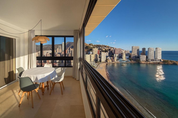 Oceanfront Oasis Apartment With Pool - Benidorm