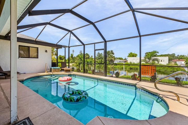 Cozy Retreat, Heated Pool, Water Canal, Bikes,3 Bedroom - Sanibel Island, FL