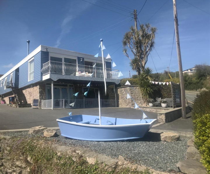 Barracuda, Beachside Apartment - Benllech