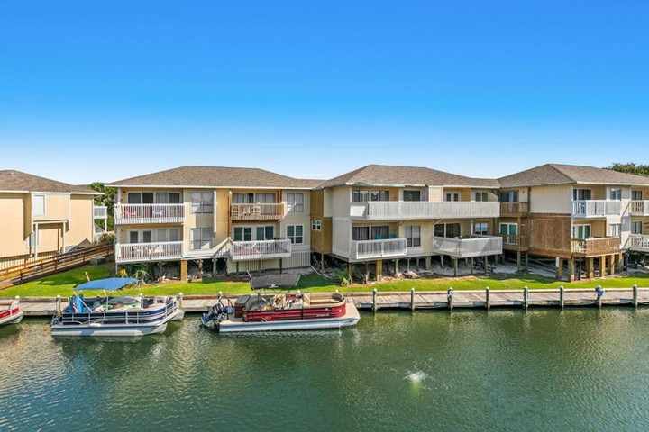 Central Condo With Five Pools Three Hot Tubs Beach Access & Free Golf Access - Florida Panhandle, FL