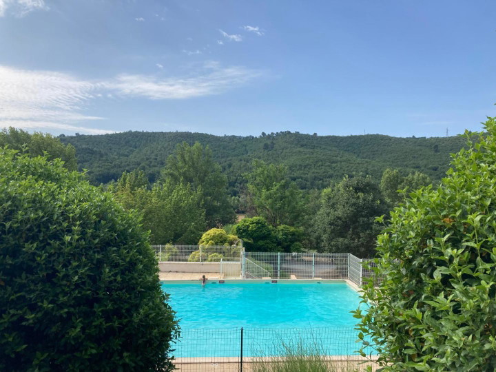 Lou Soulèu Piscine Petanque Tennis Et Lac D'esparron - France