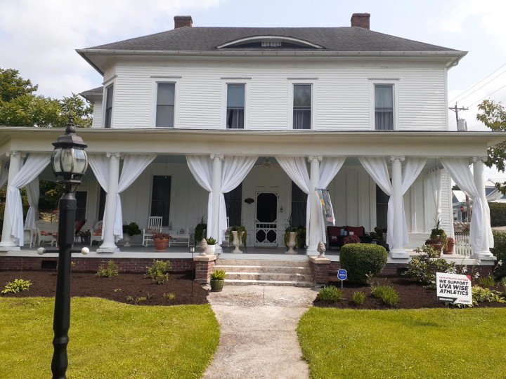Cozy Turret Room At Nottingham Place In Wise, Plush Queen Bed, Private Full Bath In Hallway, Cat Lovers Welcome - Virginia