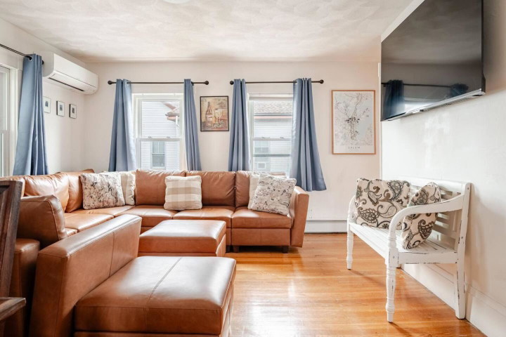 New! Family-friendly Getaway -1 Mi To Dtwn Salem W Roof Deck & Tiki Bar - Salem, MA