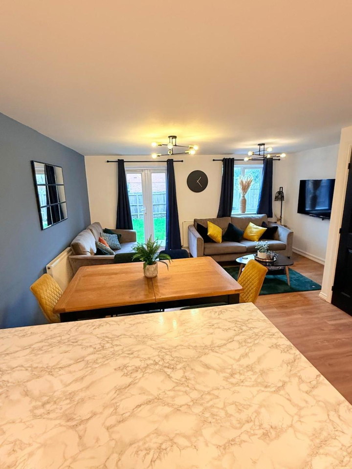 Stylish Townhouse In Rugby, Sleeps Up To 9! - Rugby