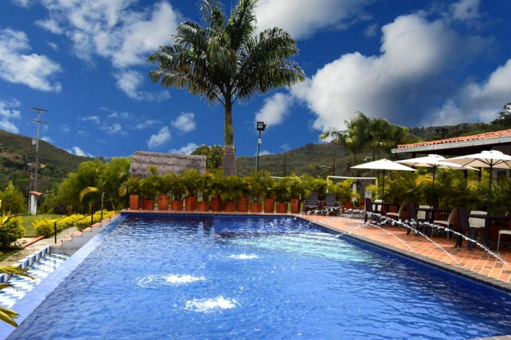 Hotel Campestre Palmas Del Zamorano - Curití