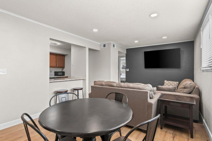 Newly Renovated Unit In Central Spfld #104 - Springfield, IL