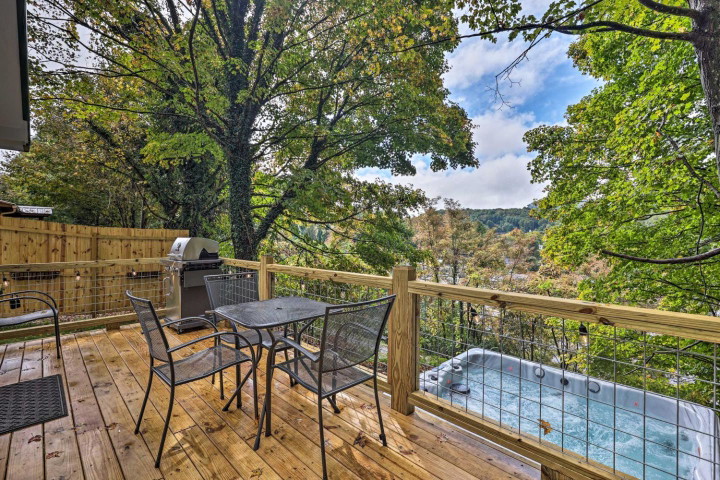 Hilltop Hideaway W/ Scenic Views & Hot Tub! - Fleetwood