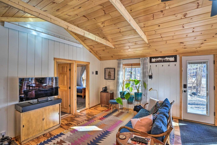 Hiking Trails On-site: Cozy Falls Brook Cabin - Vermont