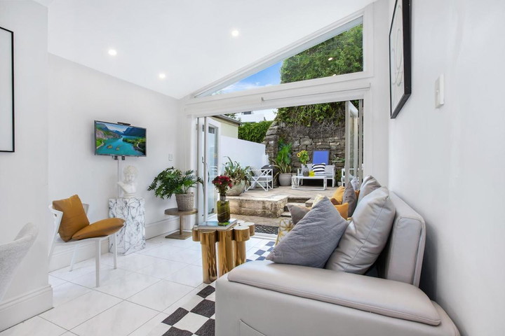Classy 2br & Well Furnished & Outdoor Area - Manly