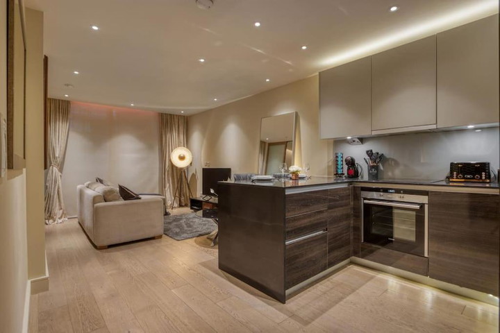 Chelsea Studio With Separate Sleeping Area, 1 Bathroom, Air Conditioning & Balcony - Sleeps 4 - Fulham