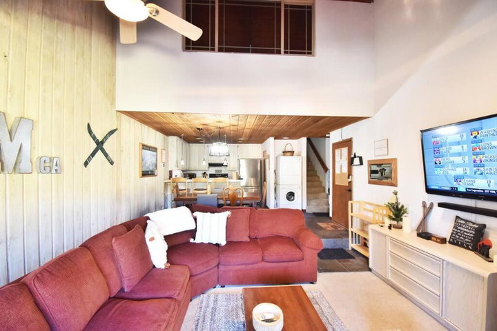 The Cozy Canyon Lodge Condo! A Walk To The Lifts! Ski In Ski Out - Mammoth Lakes, CA