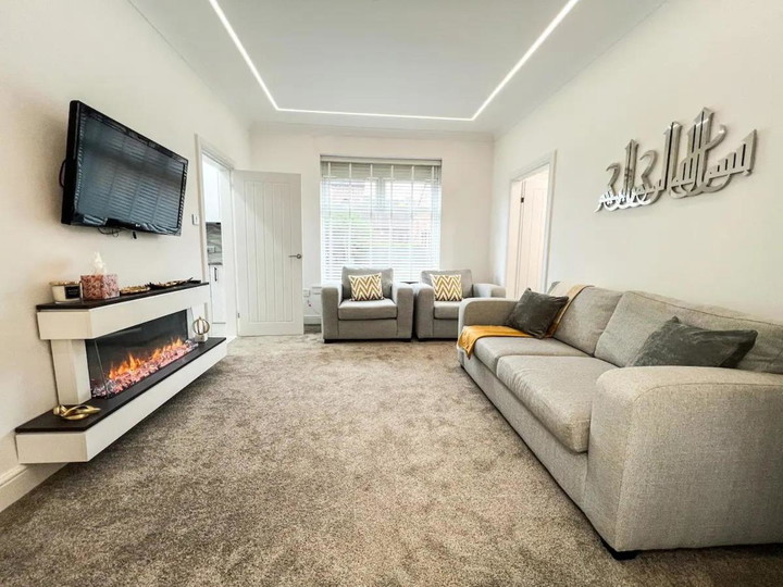 Spectacular Modern Glasgow Home Luxury King Bed - Glasgow