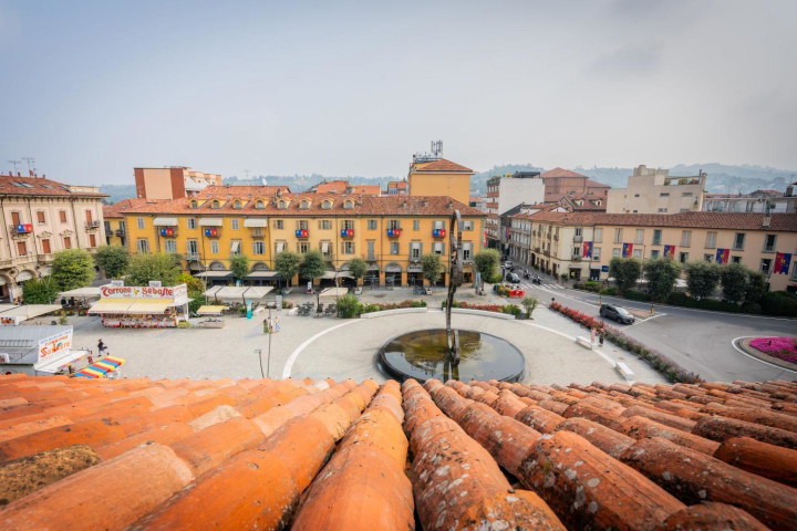 Piazza Michele Ferrero - Sulla Piazza Centrale - Alba, Piyemonte