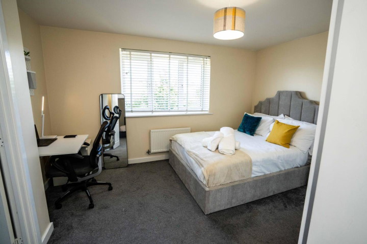 3-bed Contractor & Family Home Bilston - Parking, Work Desk, Sleep 6 - Wolverhampton