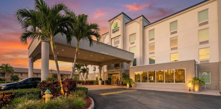 Holiday Inn Express Hotel & Suites Cocoa Beach By Ihg - Cape Canaveral, FL