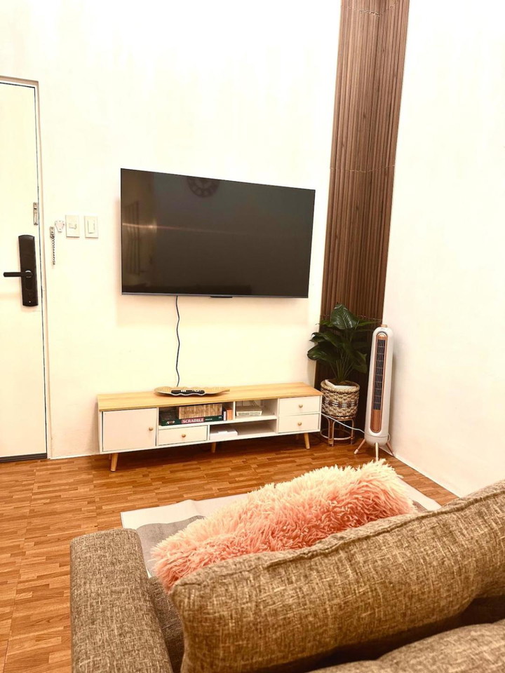 Edsa Cozy 3br Near Mrt W Netflix And Karaoke Fun - Marikina