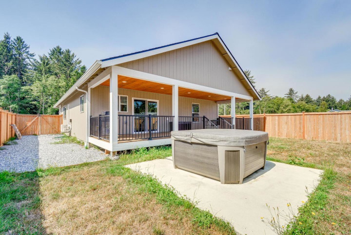Westport Vacation Rental W/ Private Hot Tub! - Westport, WA