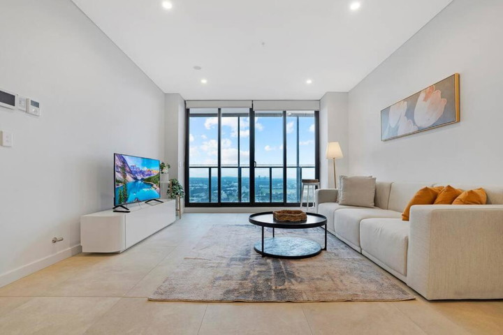 Modern 2br With City Views & Pool Near Parramatta - Fairfield