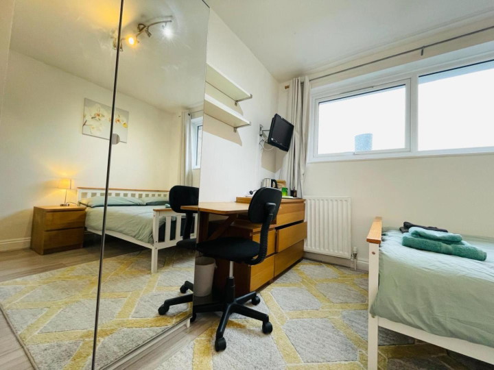 Spacious Double Bedroom With Private Bathroom Ensuite And A New Quality Mattress In London Canary Wharf For Short Stay Or Long Let Near O2 And Excel Exhibition Centre With Easy Reach From All Airports In Around London - Londra