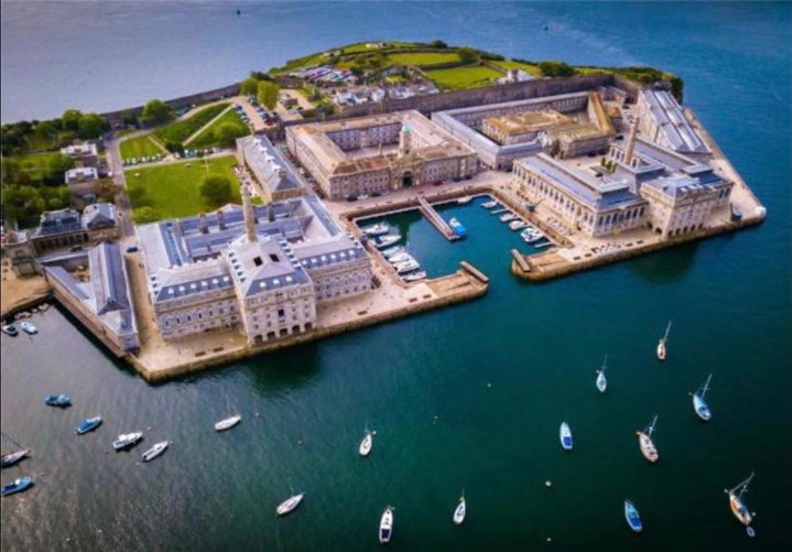 Luxurious "The Bruce" - - Offering Either A Large Family Apartment And Or A Deluxe Studio Room That Connect In Private Lobby - Book Both If Required - So Beautifully Refurbished - - With Free Onsite Parking - - Book Today !! - Plymouth