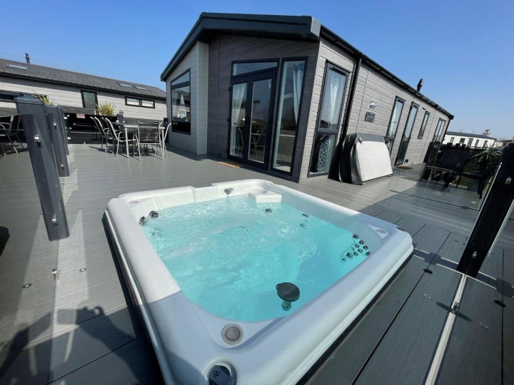 Indulgence Lakeside Lodge I3 With Hot Tub, Private Fishing Peg Situated At Tattershall Lakes Country Park - Woodhall Spa