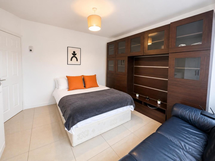 Hanger Lane & Ealing Hububb Stay - Brentford