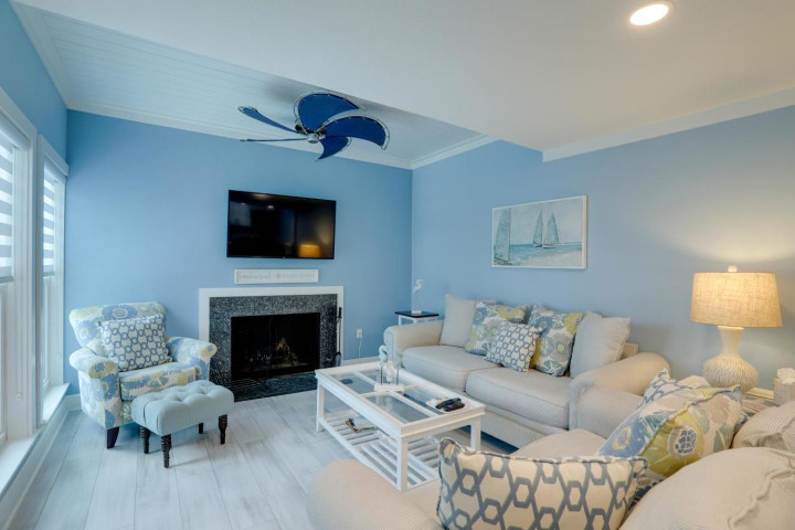 Sip, Sunbathe & Relax Poolside: Madeira Beach Gem! - Madeira Beach, FL