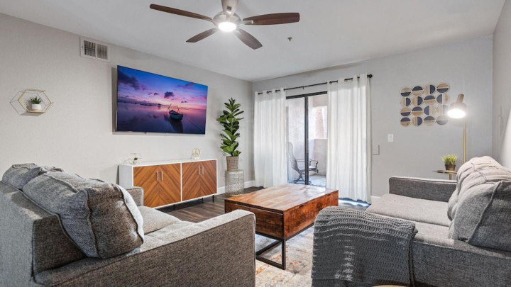 Beautiful Newly Remodeled 2-bdrm Biltmore Condo - Phoenix, AZ