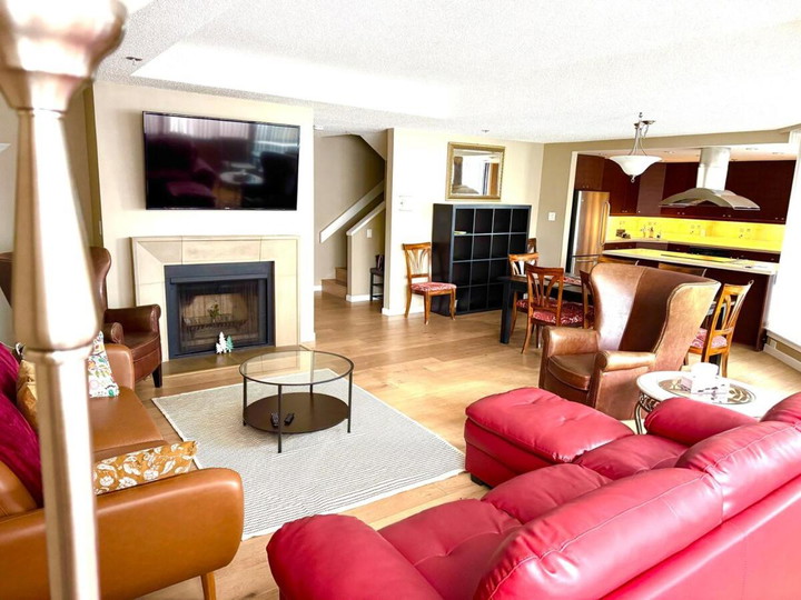 Newly Updated Downtown Top Fl Cozy & Spacious Home - West Vancouver